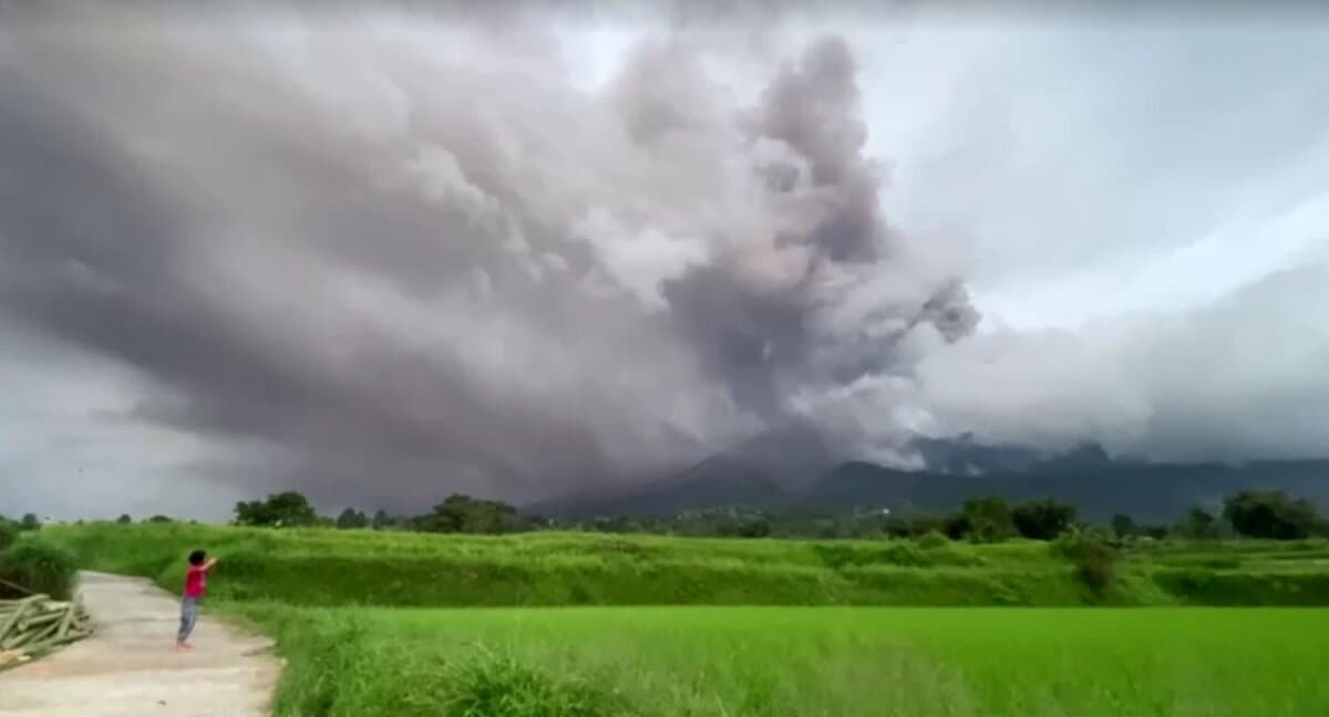 Indonesia’s Marapi Volcano Erupts and Blankets Nearby Villages With Ash ...