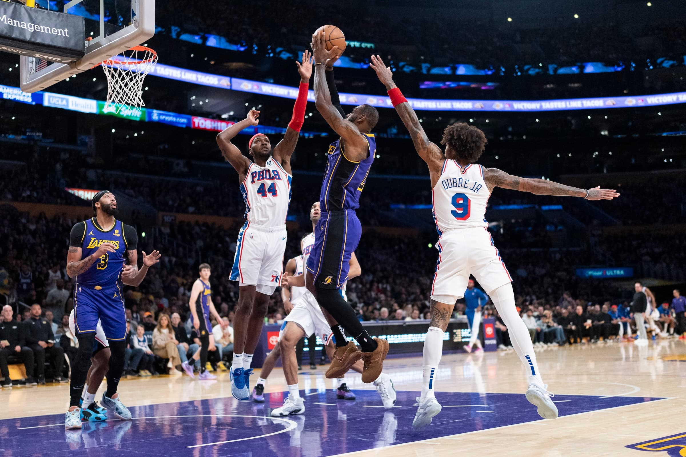 Anthony Davis, LeBron James Lead 4th-Quarter Charge as the Lakers Hold ...